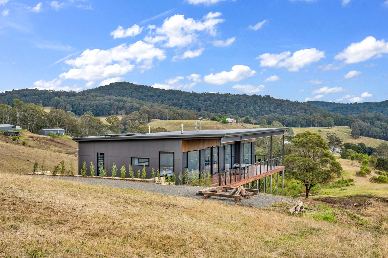 Len Pro Building | Pokolbin Mountain Estate: A Tranquil Retreat